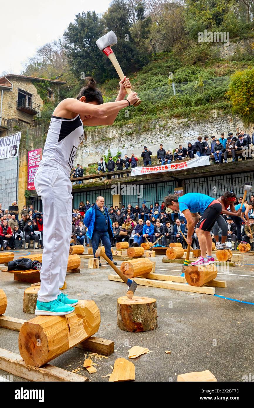 Competition of female Aizkolaris, Cutting of logs, Plaza de la Trinidad ...