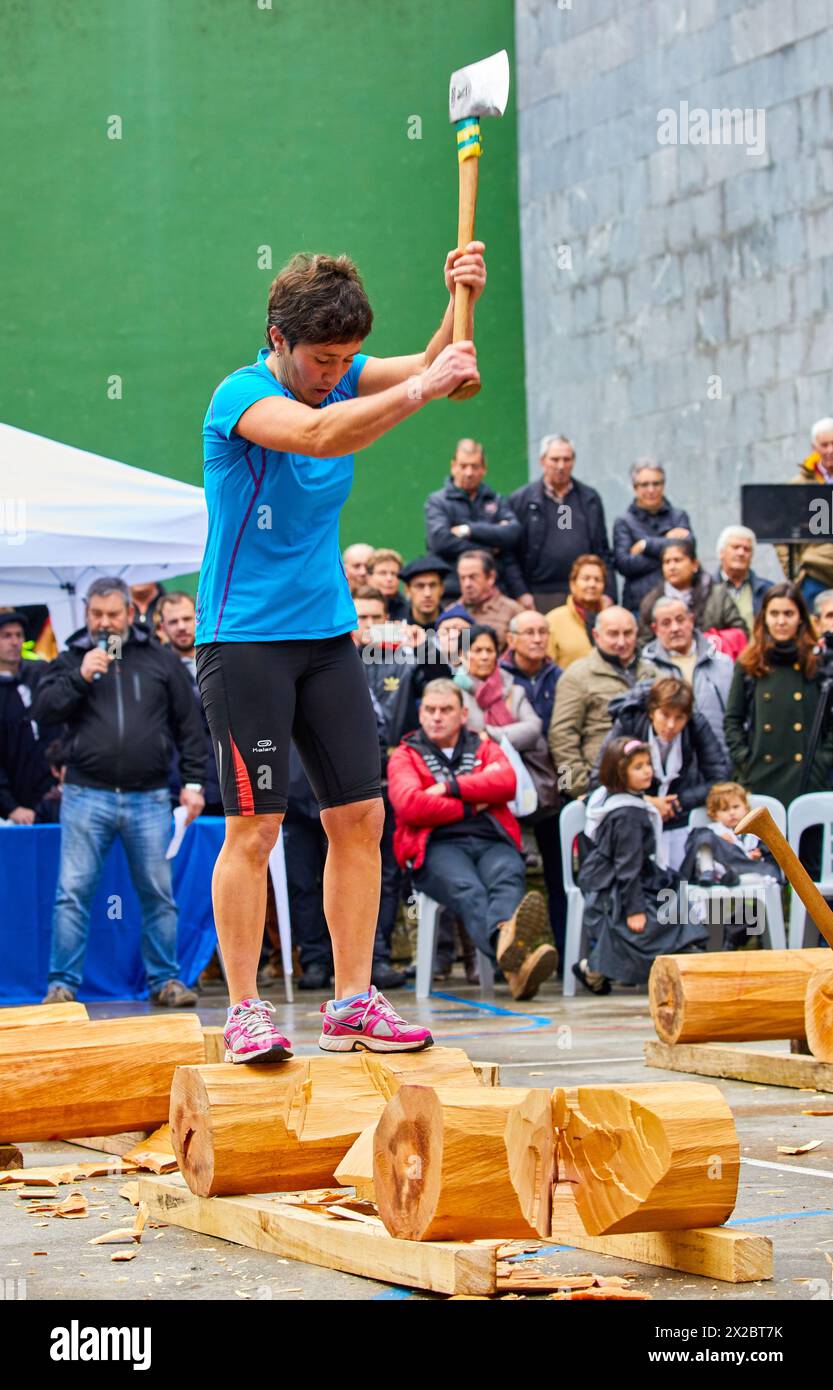 Competition of female Aizkolaris, Cutting of logs, Plaza de la Trinidad ...