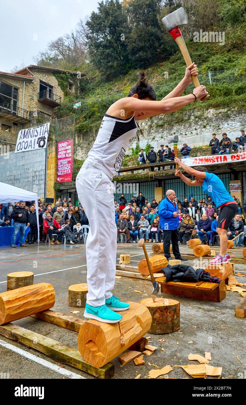 Competition of female Aizkolaris, Cutting of logs, Plaza de la Trinidad ...