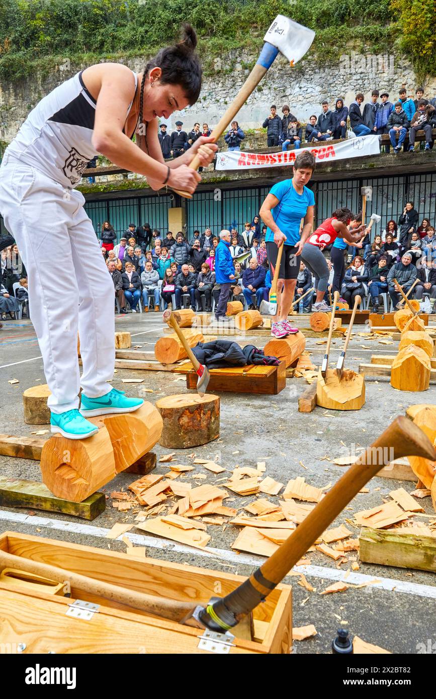 Competition of female Aizkolaris, Cutting of logs, Plaza de la Trinidad ...