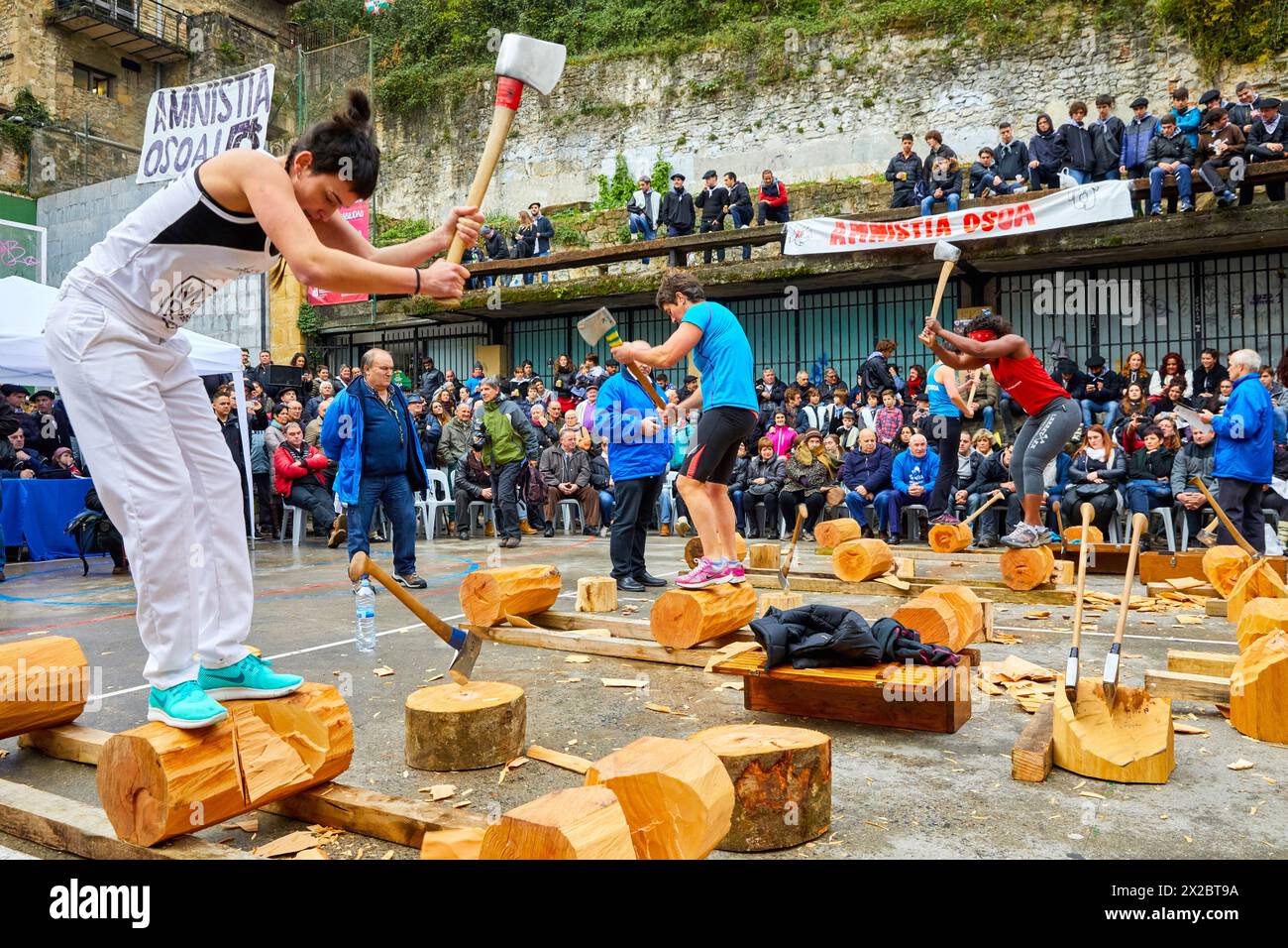 Competition of female Aizkolaris, Cutting of logs, Plaza de la Trinidad ...