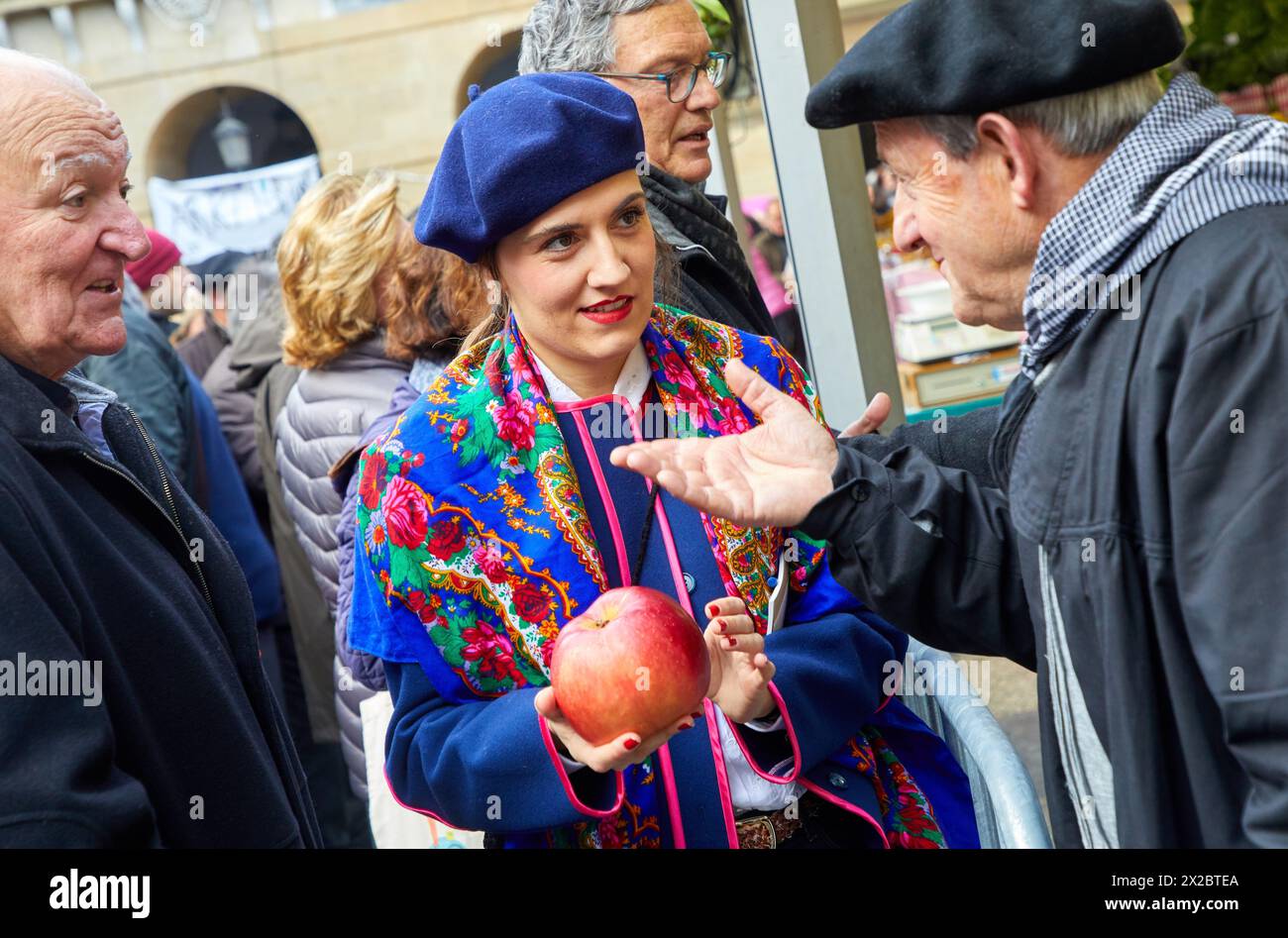 Fruit and vegetable contest, Large apple, Feria de Santo Tomás, The ...