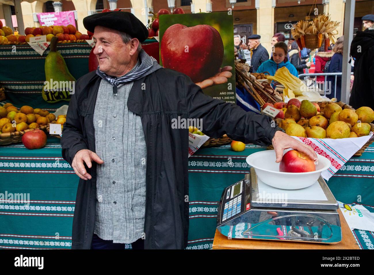 Fruit and vegetable contest, Large apple, Feria de Santo Tomás, The ...