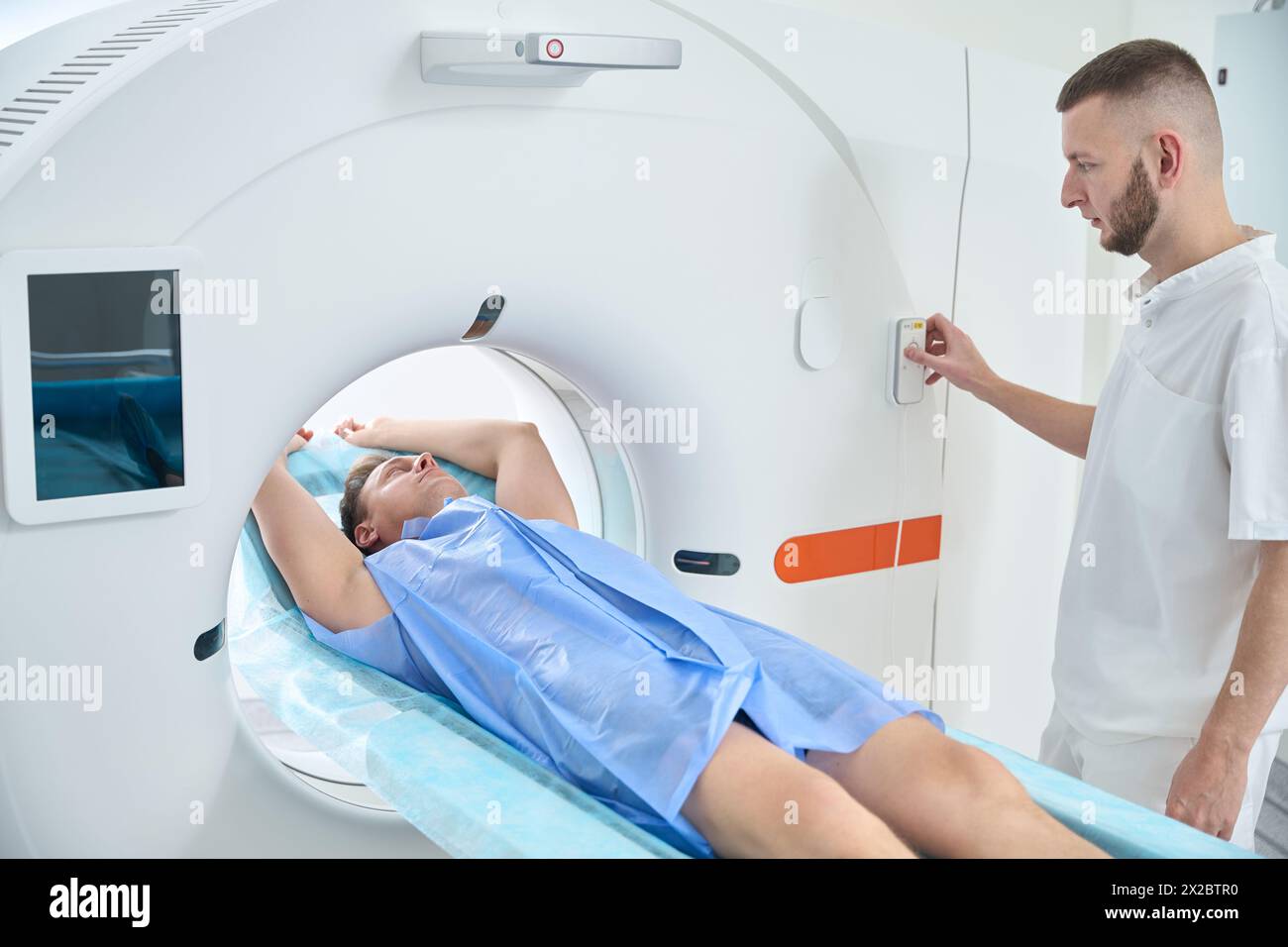 Radiographer scanning hi-res stock photography and images - Alamy