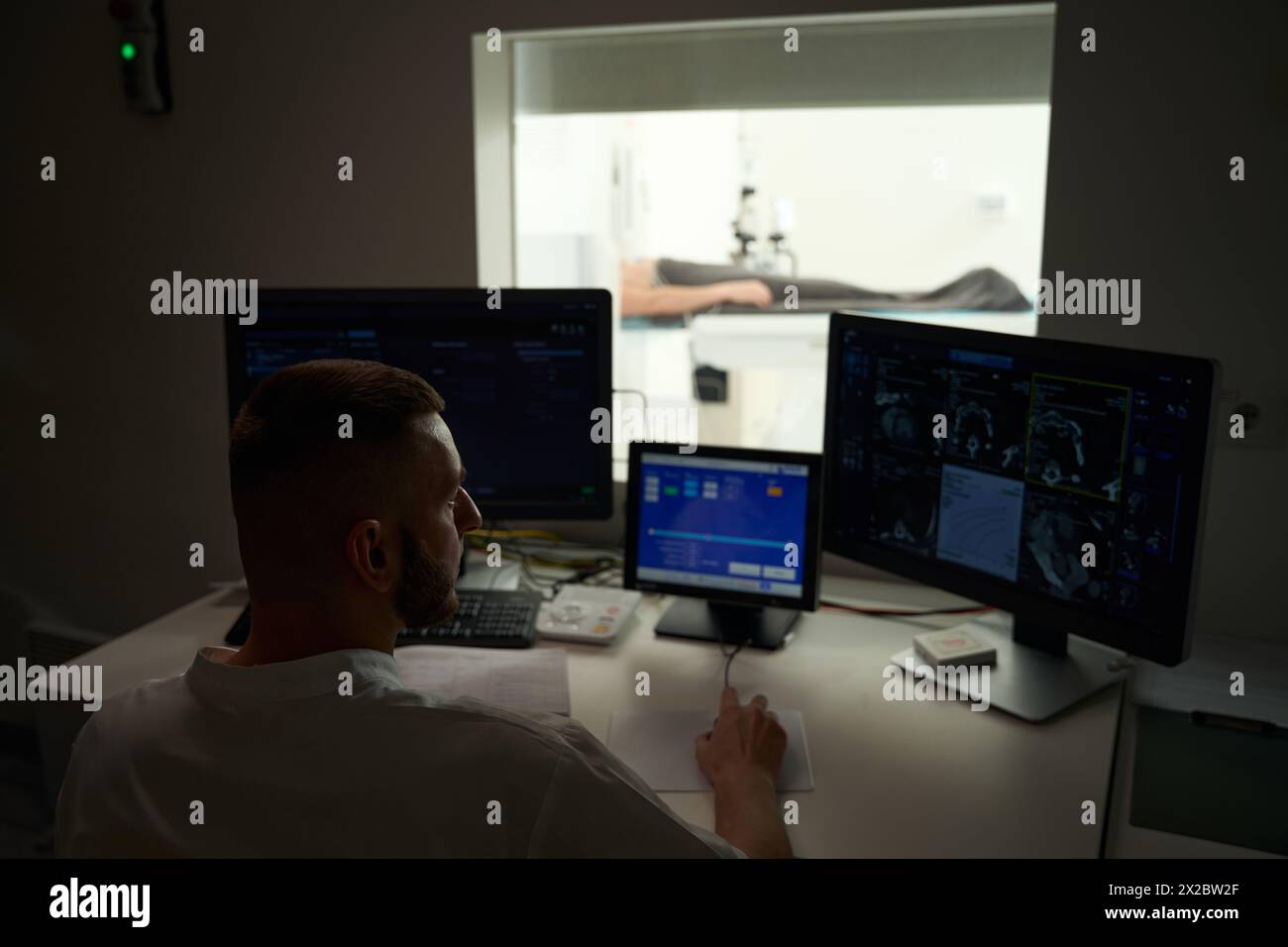 Radiographer scanning hi-res stock photography and images - Alamy