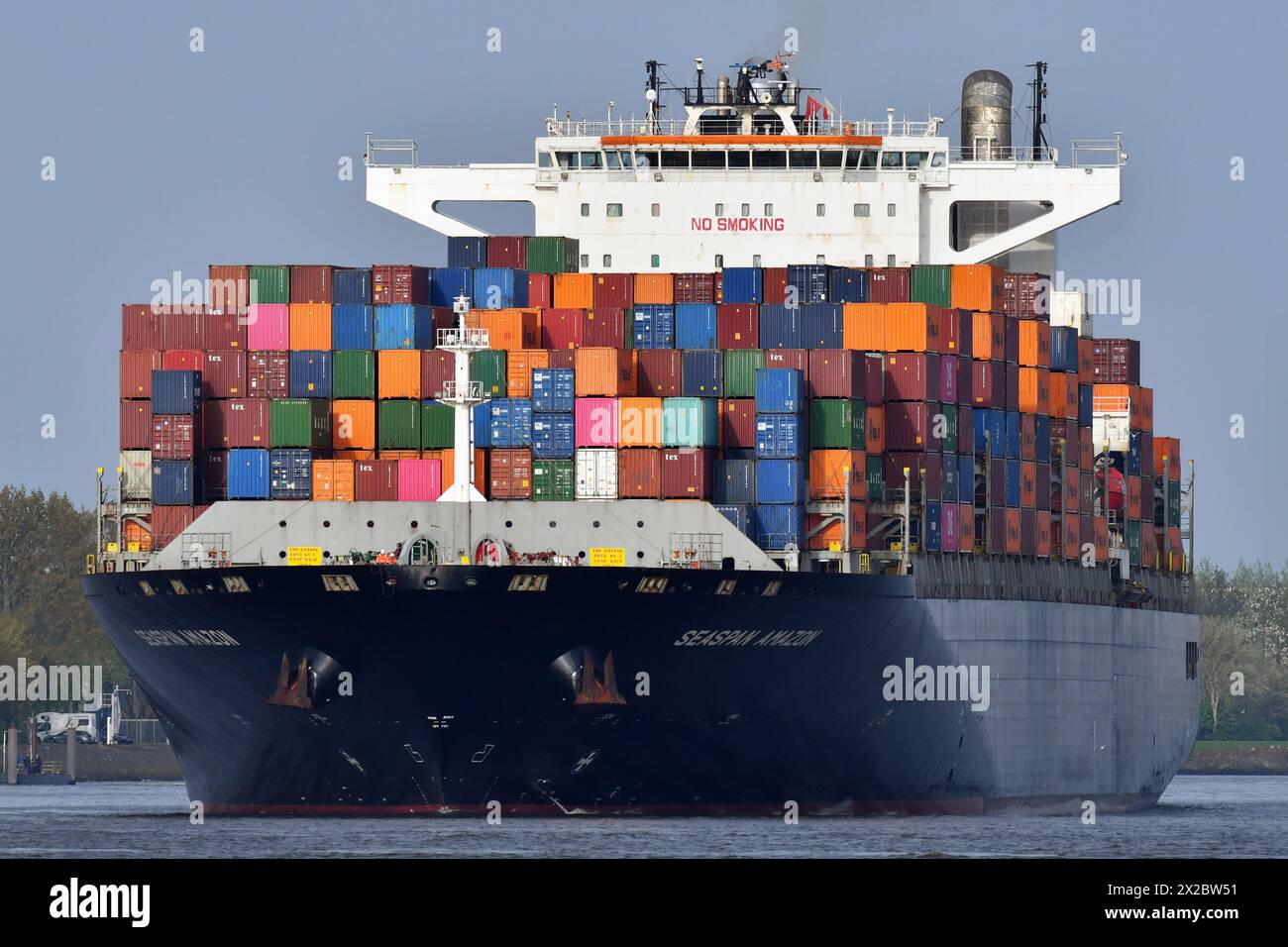 Containership SEASPAN AMAZON arrivesat the port of Hamburg Stock Photo ...