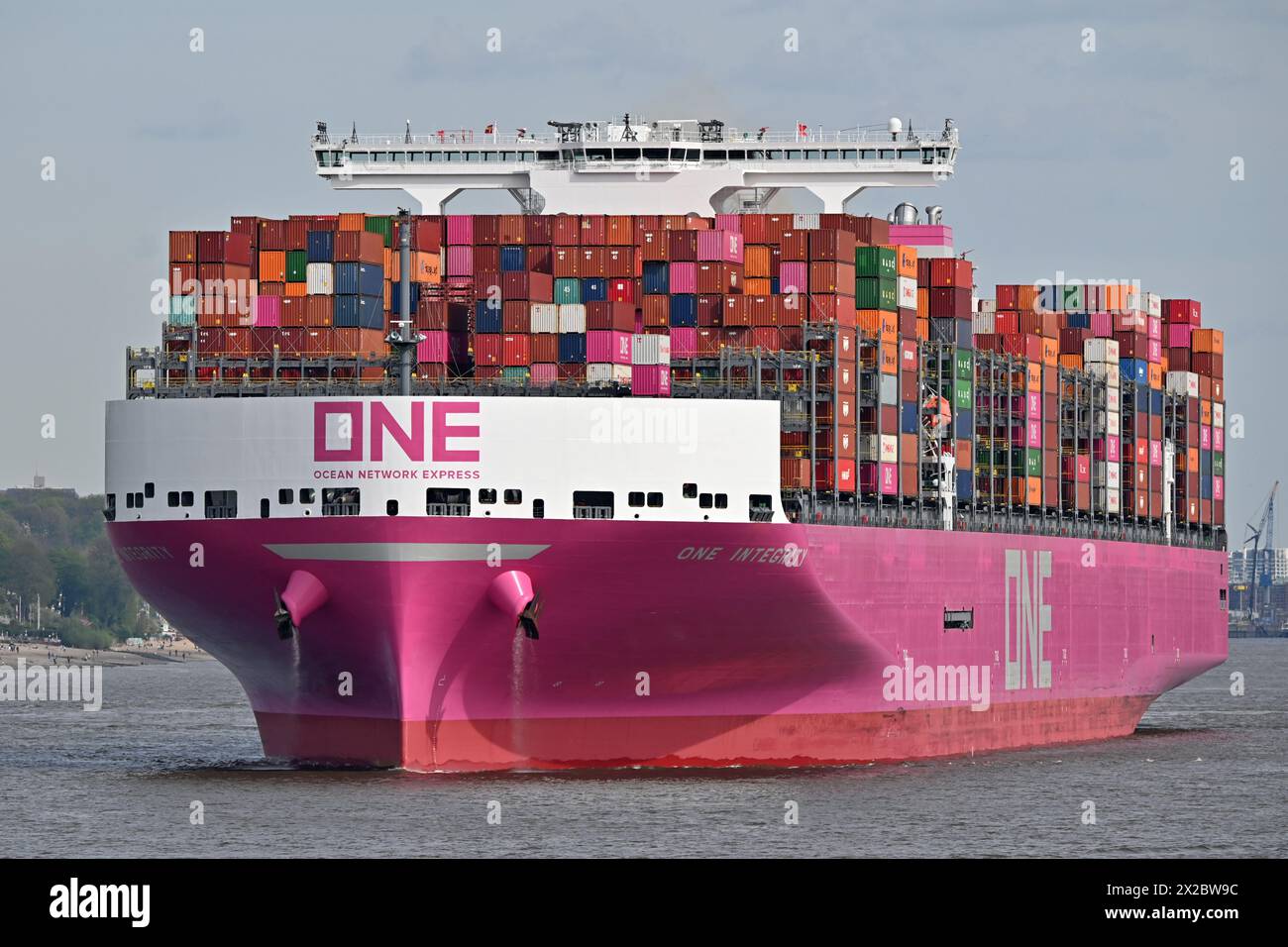 Containership ONE INTEGRITY outbound from Hamburg Stock Photo - Alamy