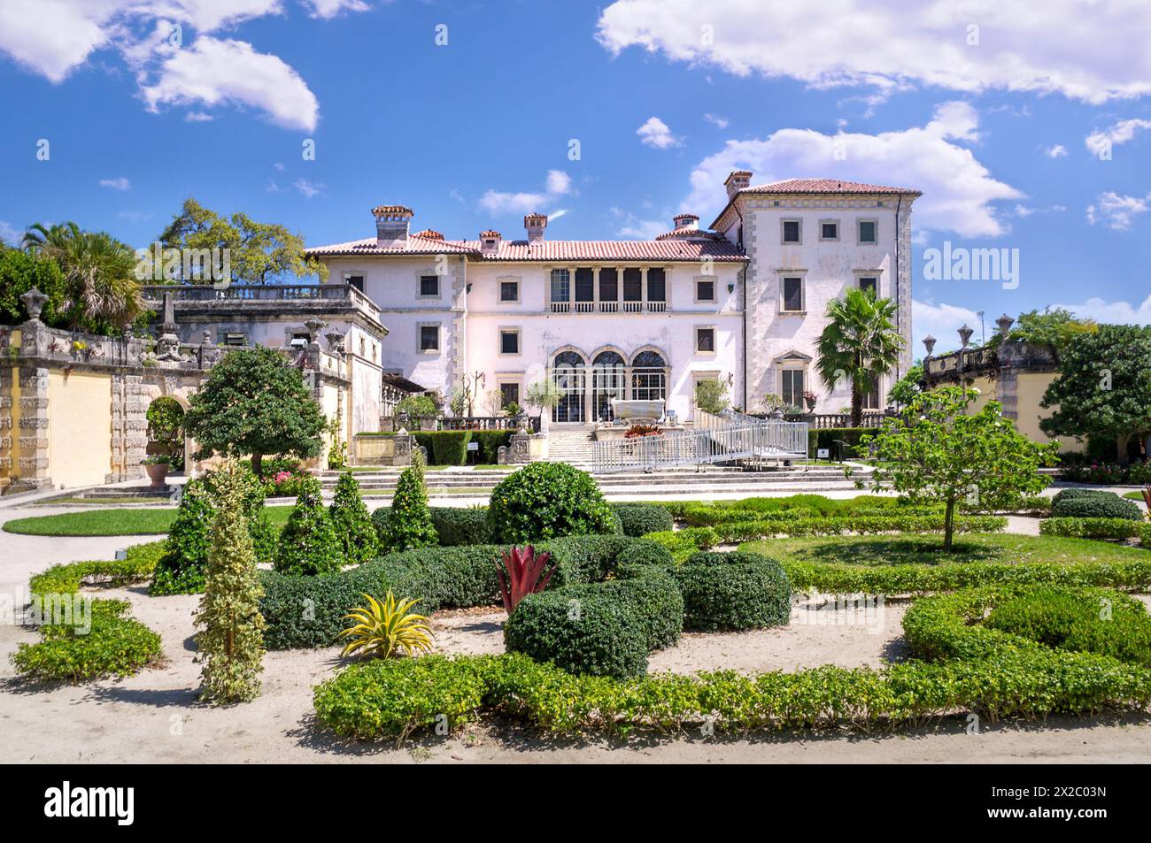 Miami, Florida, USA - 03 11 2024: Bright sunny noon view of the garden ...