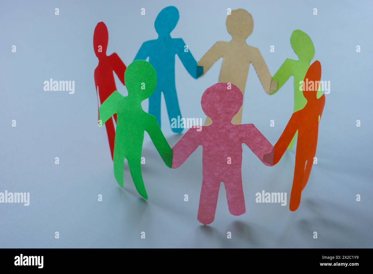 Circle of colored paper people. Concept of unity, diversity and teamwork Stock Photo - Alamy