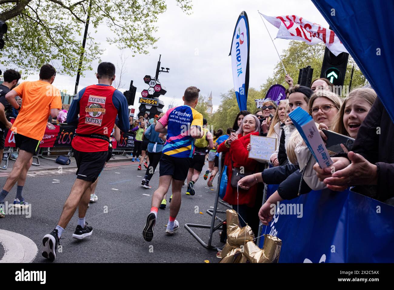 London, UK. 21st Apr, 2024. The runners pass through a checkpoint ...