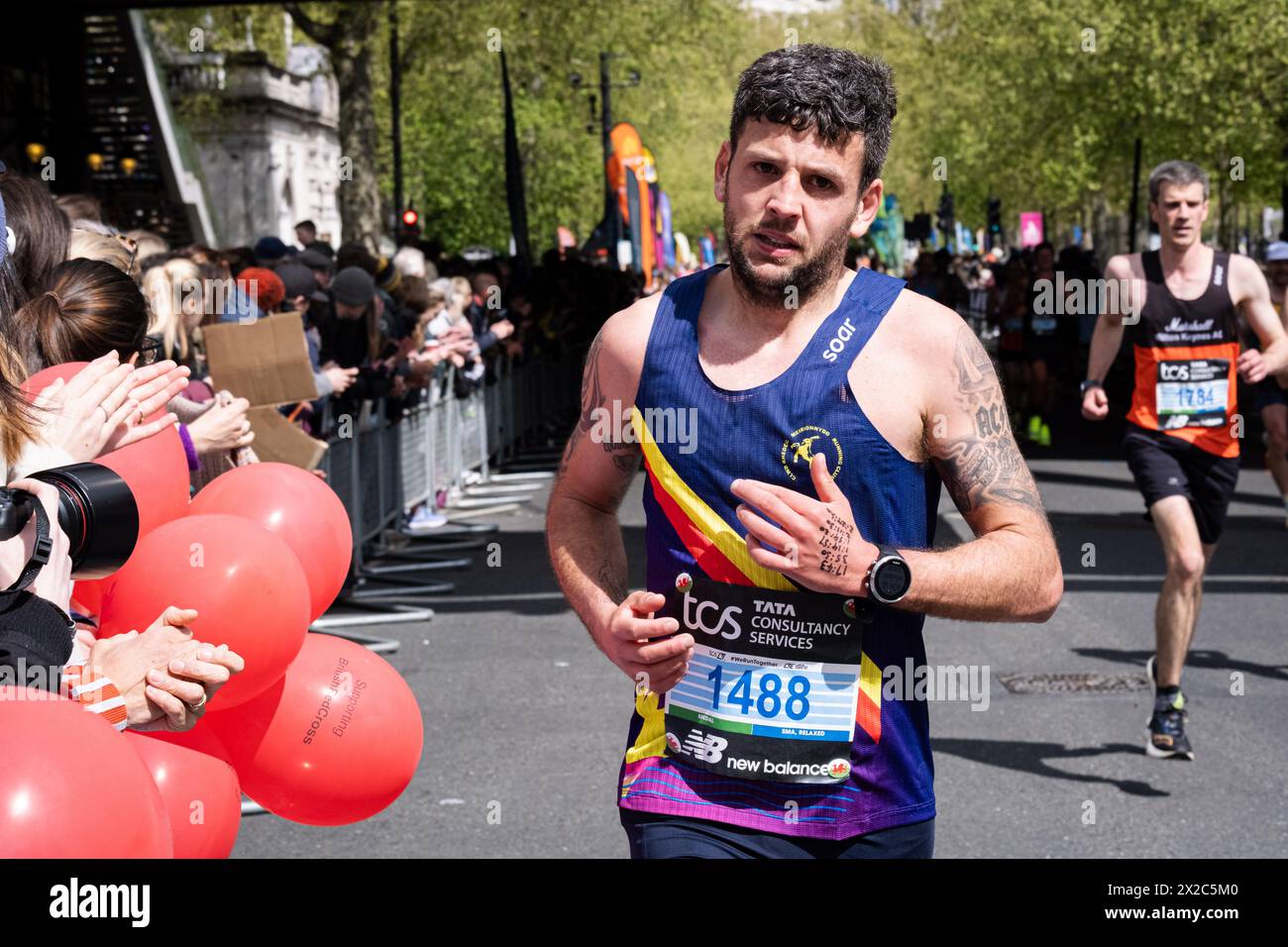 London, UK. 21st Apr, 2024. A male runner takes part during the 2024 ...