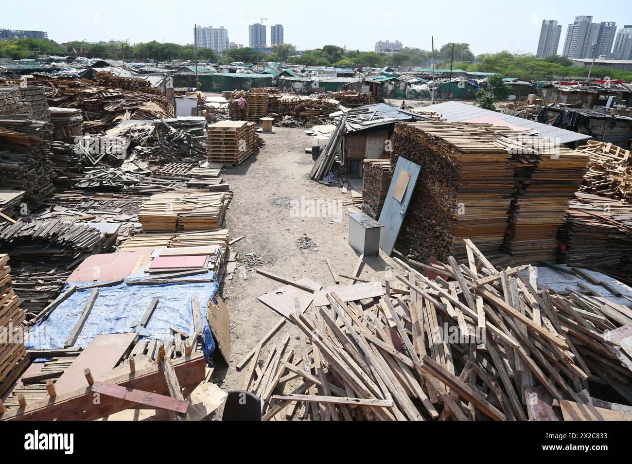 India. 21st Apr, 2024. GURUGRAM, INDIA - APRIL 21: A massive fire broke ...