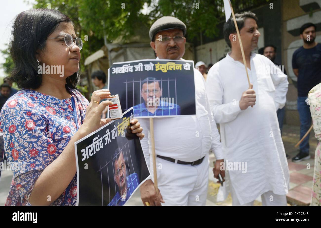 NEW DELHI, INDIA - APRIL 21: AAP party workers carrying Insulin ...