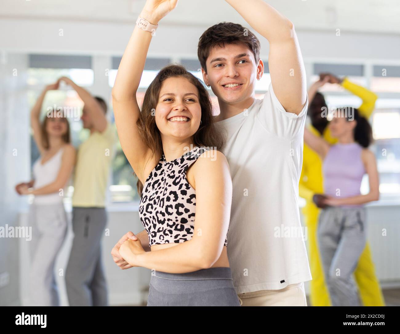 Men and women are standing next to each other and dancing in pair of ...