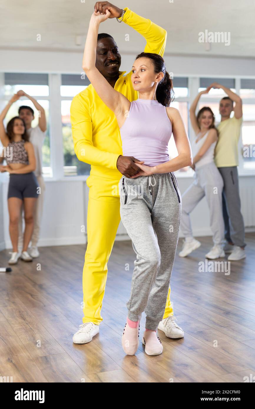 Men and women are standing next to each other and dancing in pair of ...