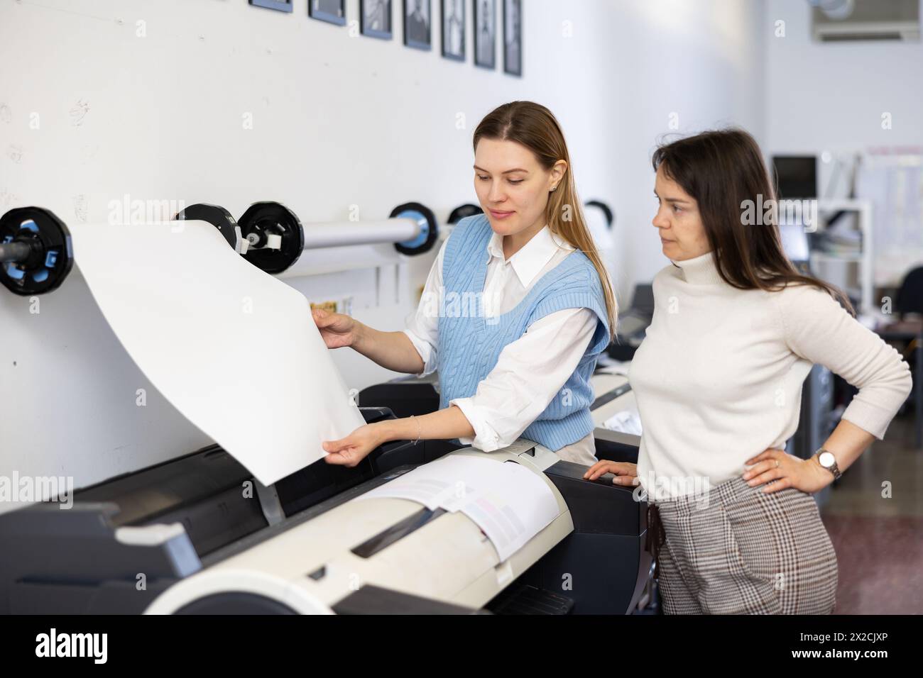 Woman employee printing shop hi-res stock photography and images - Alamy