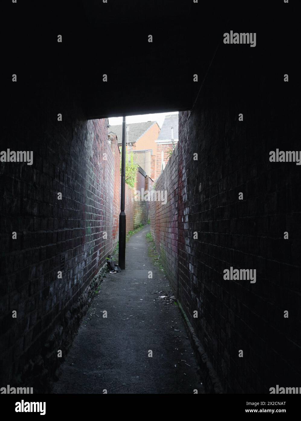 Dark alleyway hi-res stock photography and images - Alamy