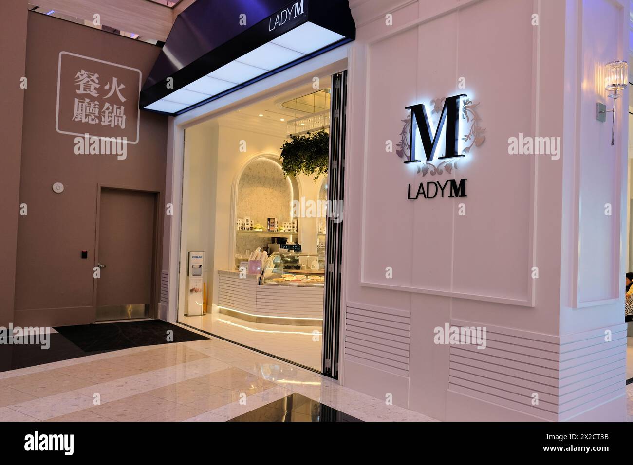 Lady m new york cake hi-res stock photography and images - Alamy