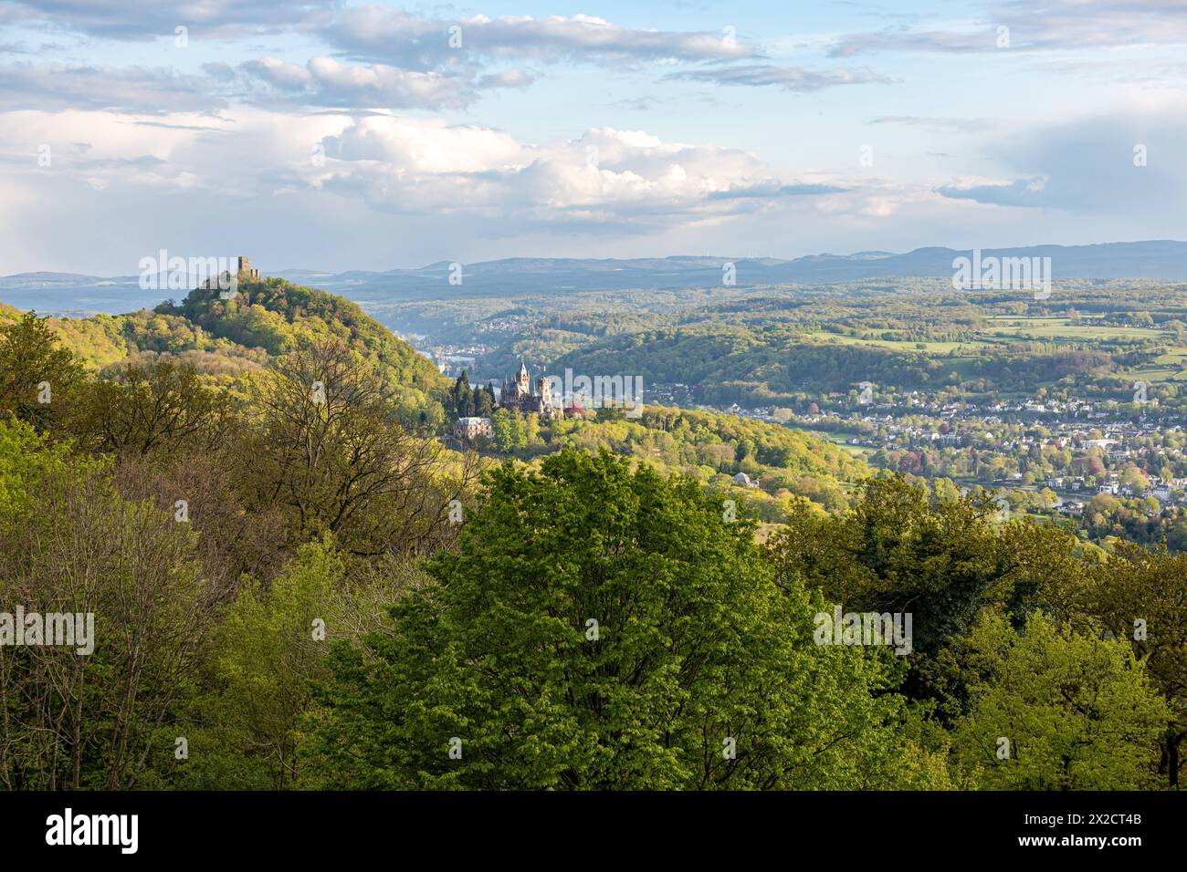Drachenfels, Drachenburg und Drachenwelt. Im Hintergrund Oberwinter ...