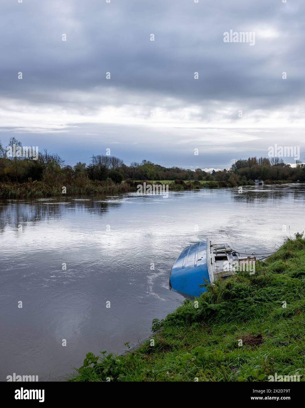Capsized boat on Wilsham road Wharf, Abingdon, River Thames Stock Photo ...
