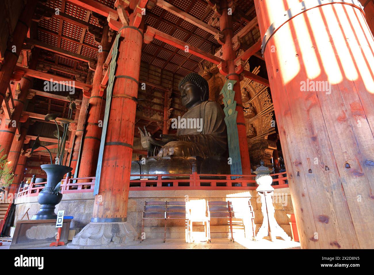 Todai-ji, a Buddhist temple with one of Japan's largest bronze Buddha ...