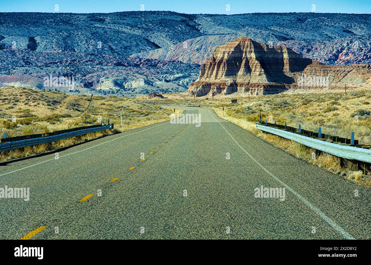 Desert road background u s hi-res stock photography and images - Alamy