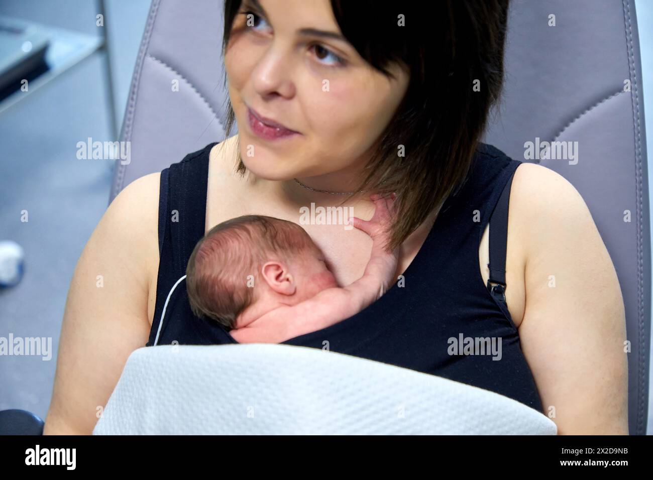 Mother with baby, mother-kangaroo method, Skin-to-skin contact ...