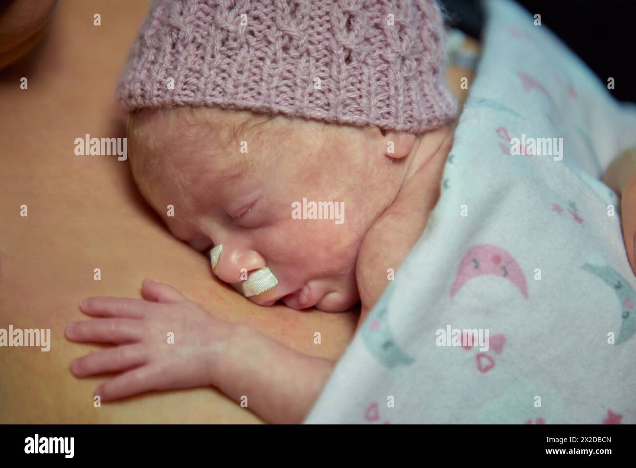 Mother with baby, mother-kangaroo method, Skin-to-skin contact ...
