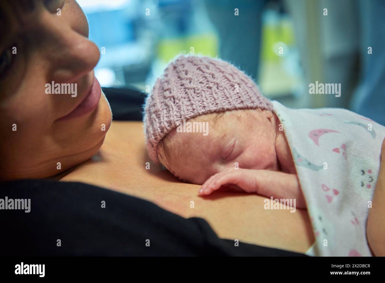 Mother with baby, mother-kangaroo method, Skin-to-skin contact ...