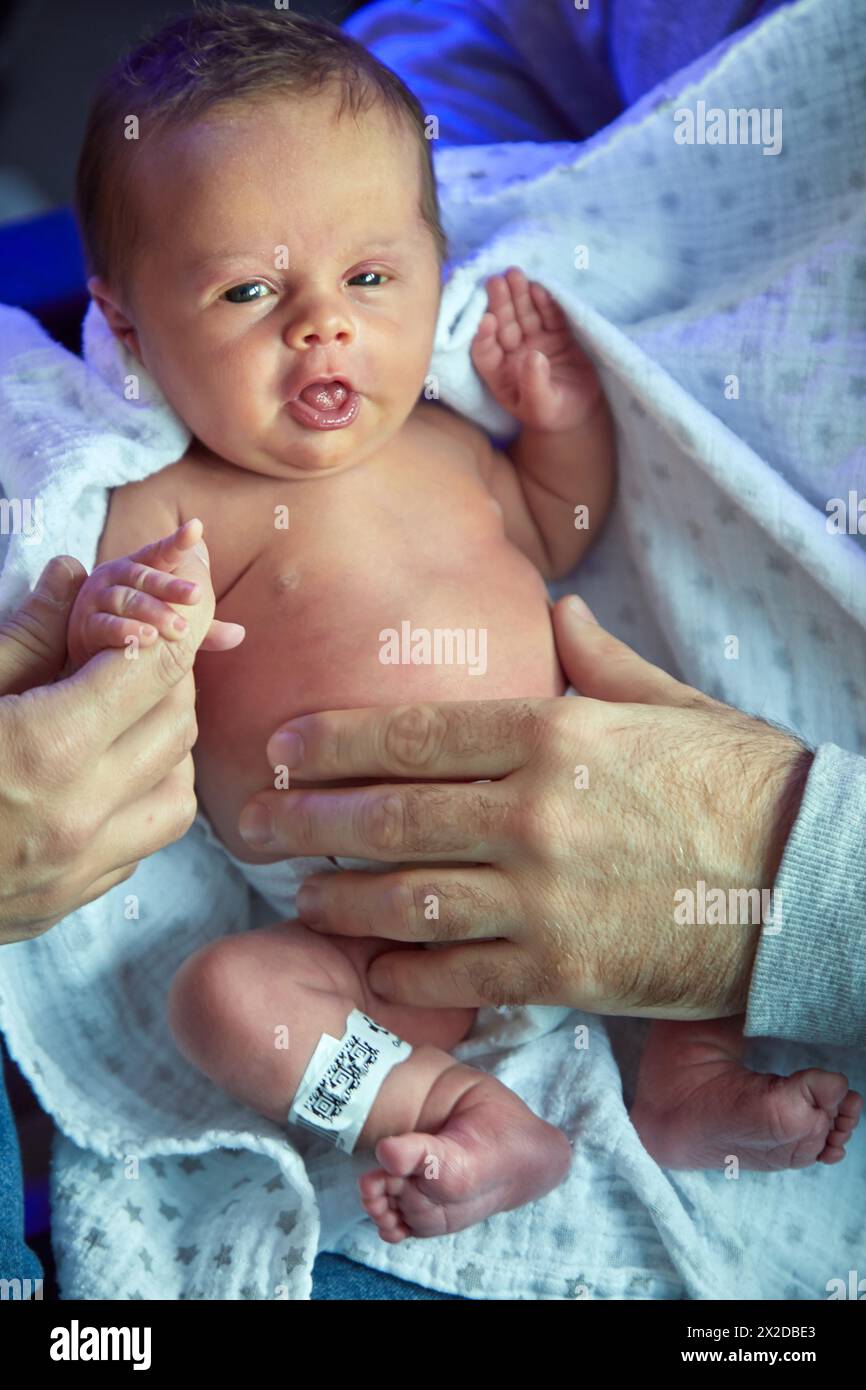 Hospitalized baby, Neonatal pediatrics, Medical care, Neonate Intensive ...