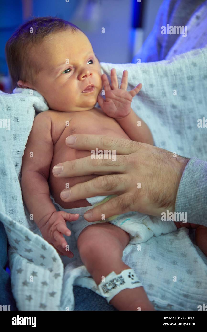 Hospitalized baby, Neonatal pediatrics, Medical care, Neonate Intensive ...