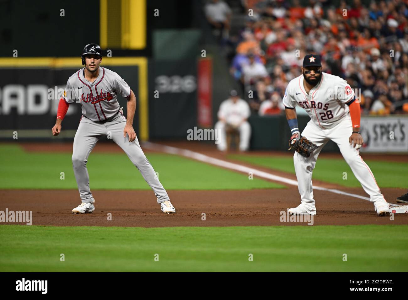 Atlanta Braves first base Matt Olson (28) leads offf first with Houston ...