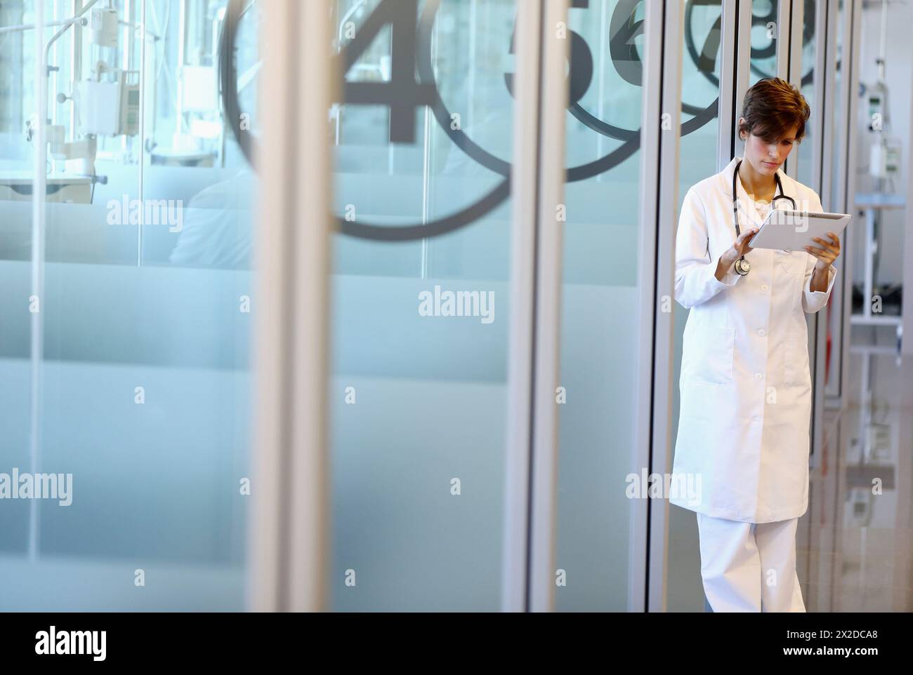 Doctor tablet box chemotherapy hi-res stock photography and images - Alamy