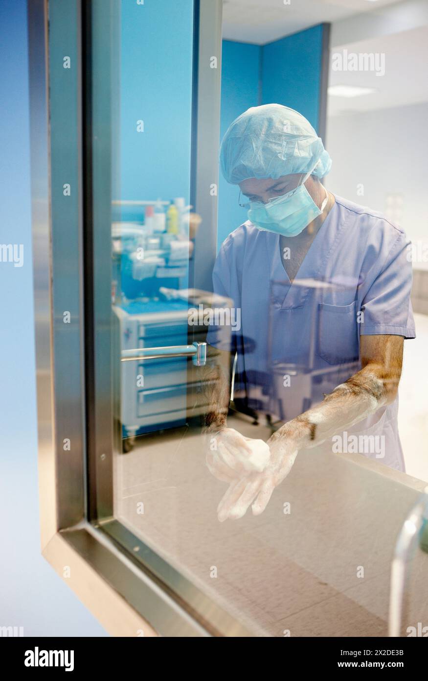 Surgeon washing hands, operating room. Hospital Policlinica Gipuzkoa ...