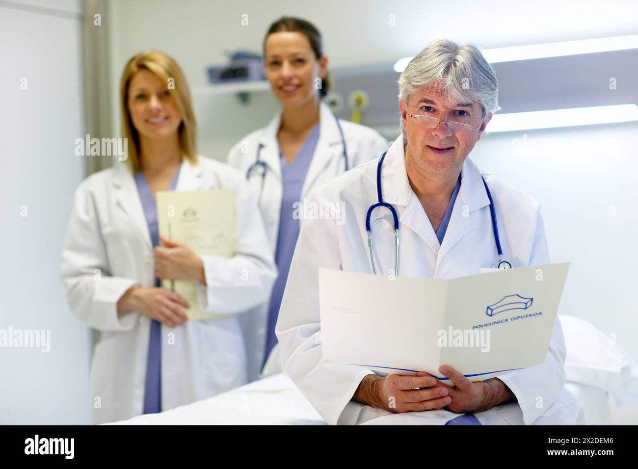 Doctor and nurses in a hospital room. Hospital Policlinica Gipuzkoa ...