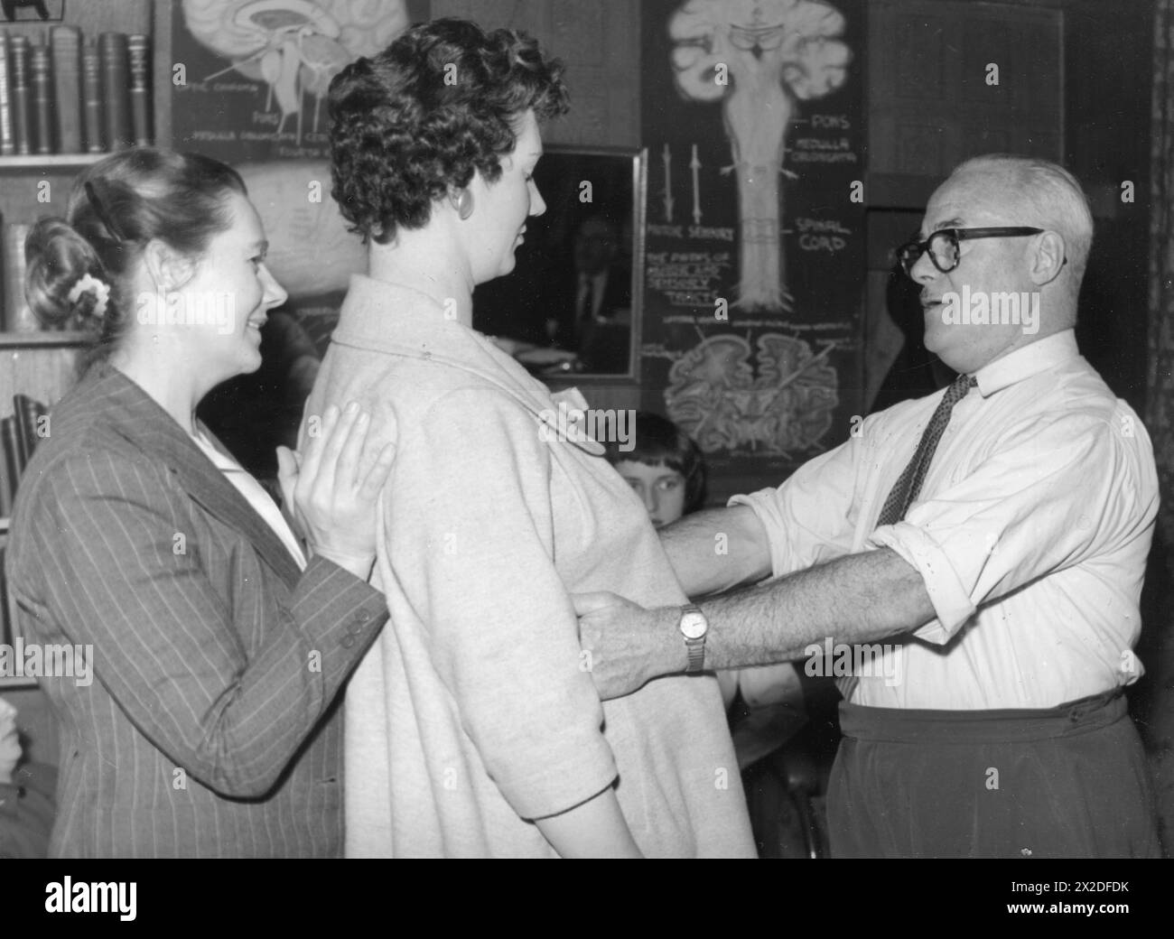 Hypnotist hypnotizing woman hi-res stock photography and images - Alamy