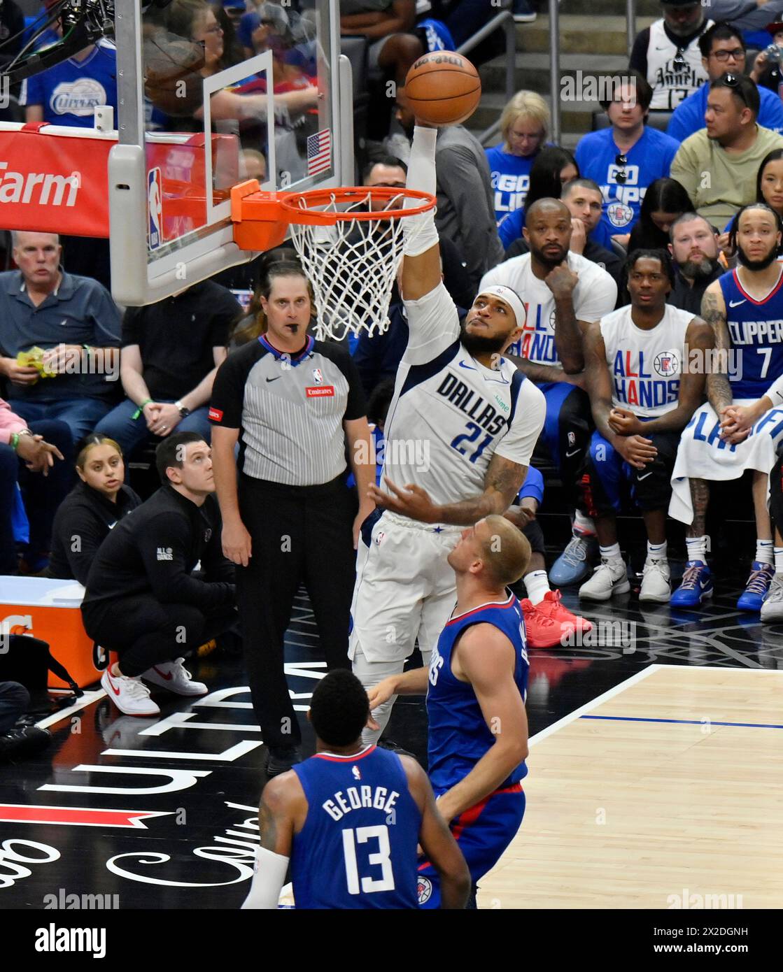 Dallas Mavericks guard Daniel Gafford (21) scores over Los Angeles ...