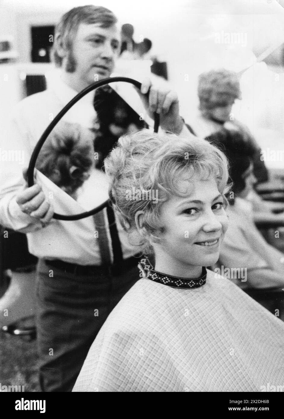 Schorn, Uta, *7.8.1957, German gymnast, at the hair-dresser, Leverkusen ...