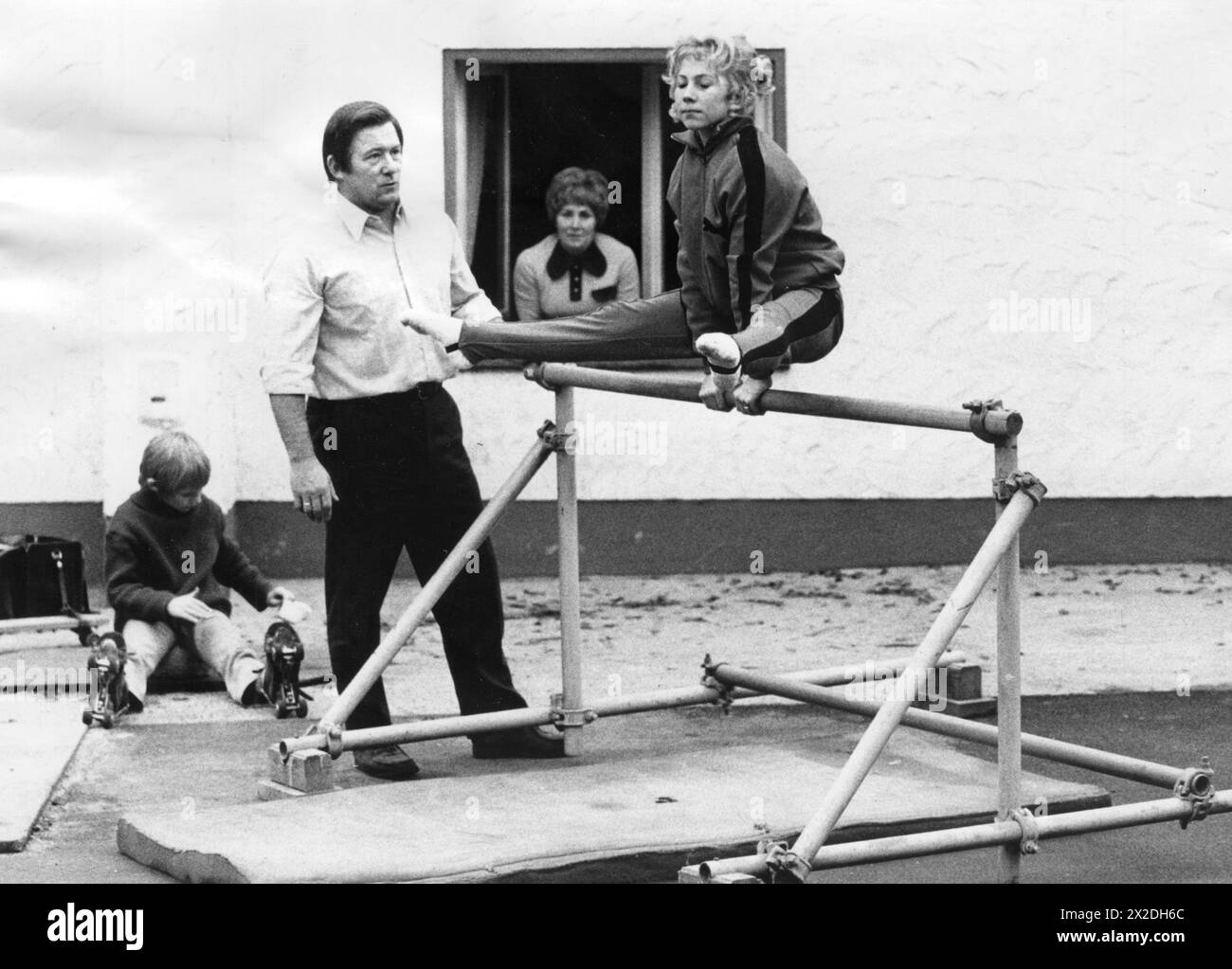 Schorn, Uta, *7.8.1957, German gymnast, training in the garden ...