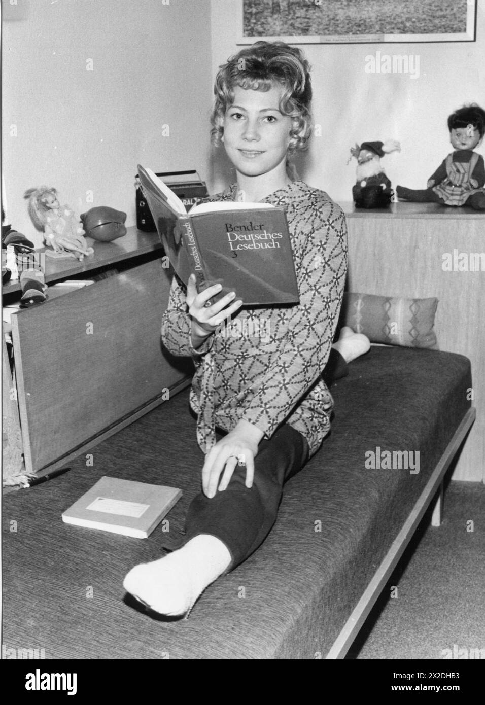 Schorn, Uta, *7.8.1957, German gymnast, stretching exercise at home ...