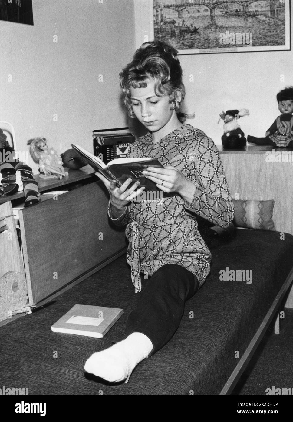 Schorn, Uta, *7.8.1957, German gymnast, stretching exercise at home ...
