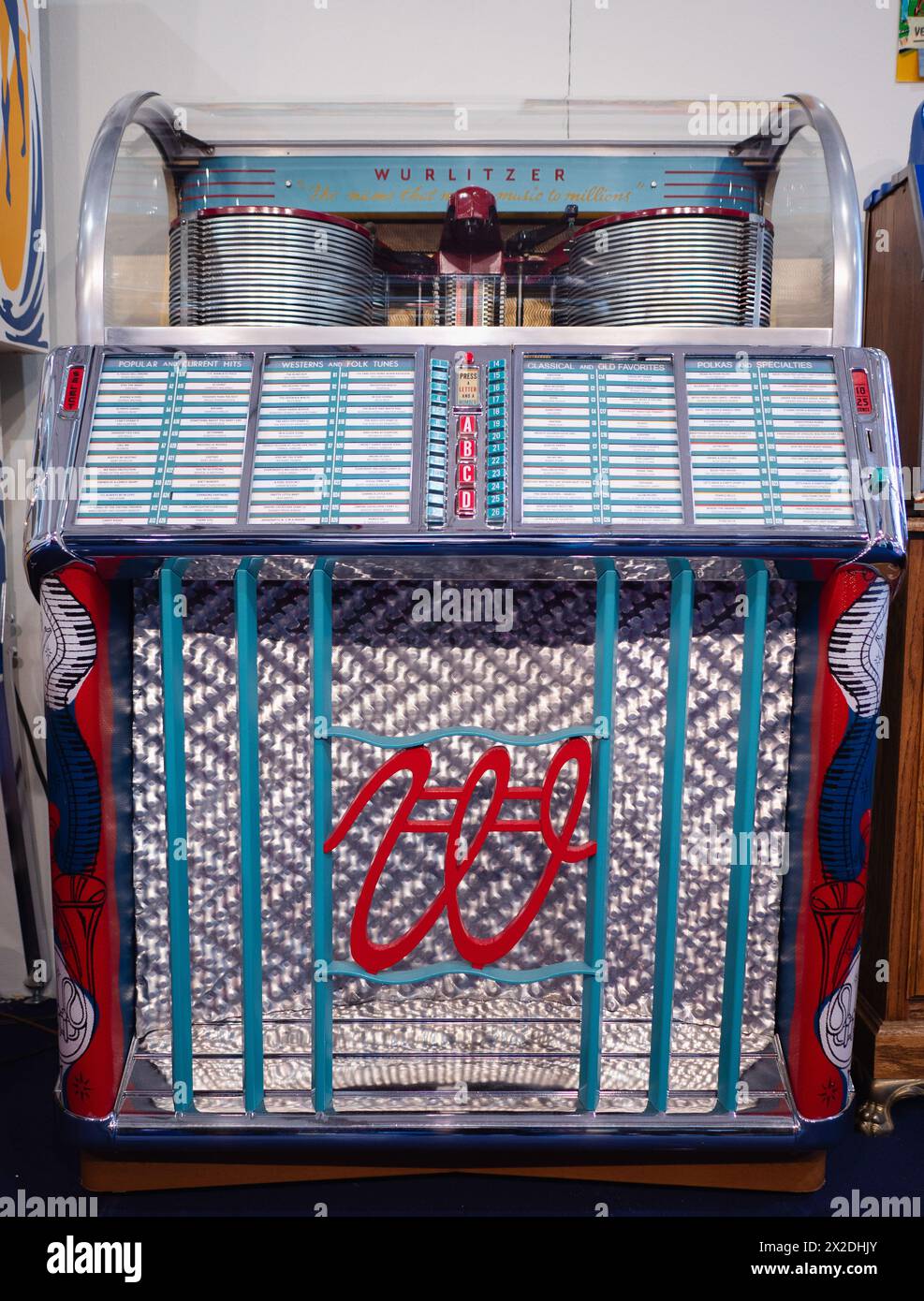 Retro Jukebox: Music and Dance in the 1940s and 1950s Stock Photo - Alamy