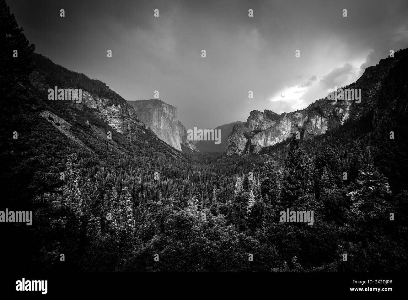 The Beautiful Tunnel View in Monochrome - Yosemite National Park ...