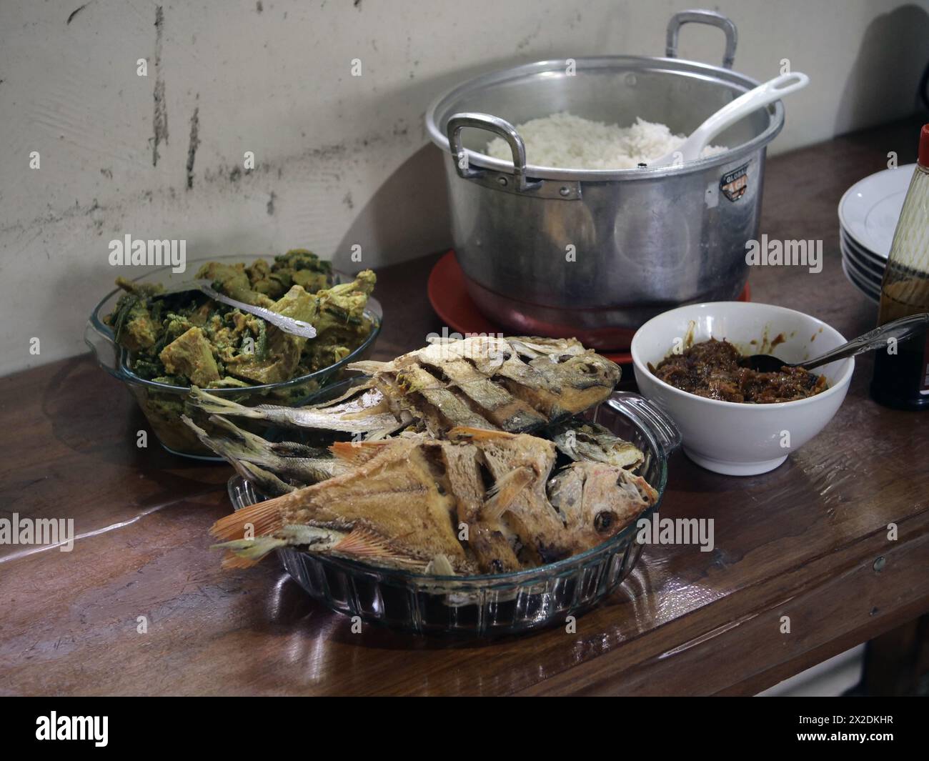 Whole cooked fish plate hi-res stock photography and images - Alamy