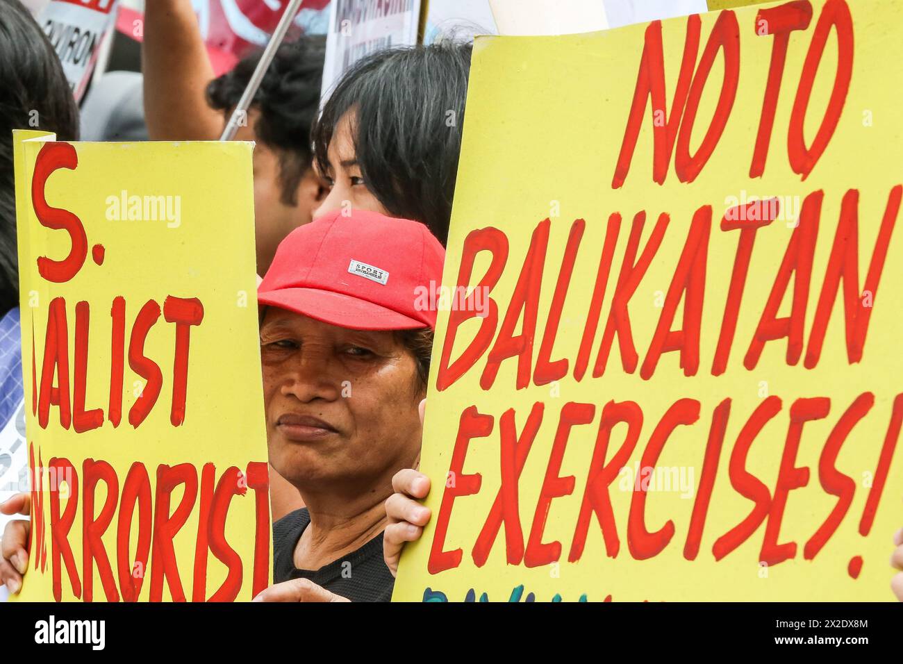 (240422) -- QUEZON CITY, April 22, 2024 (Xinhua) -- People holding ...