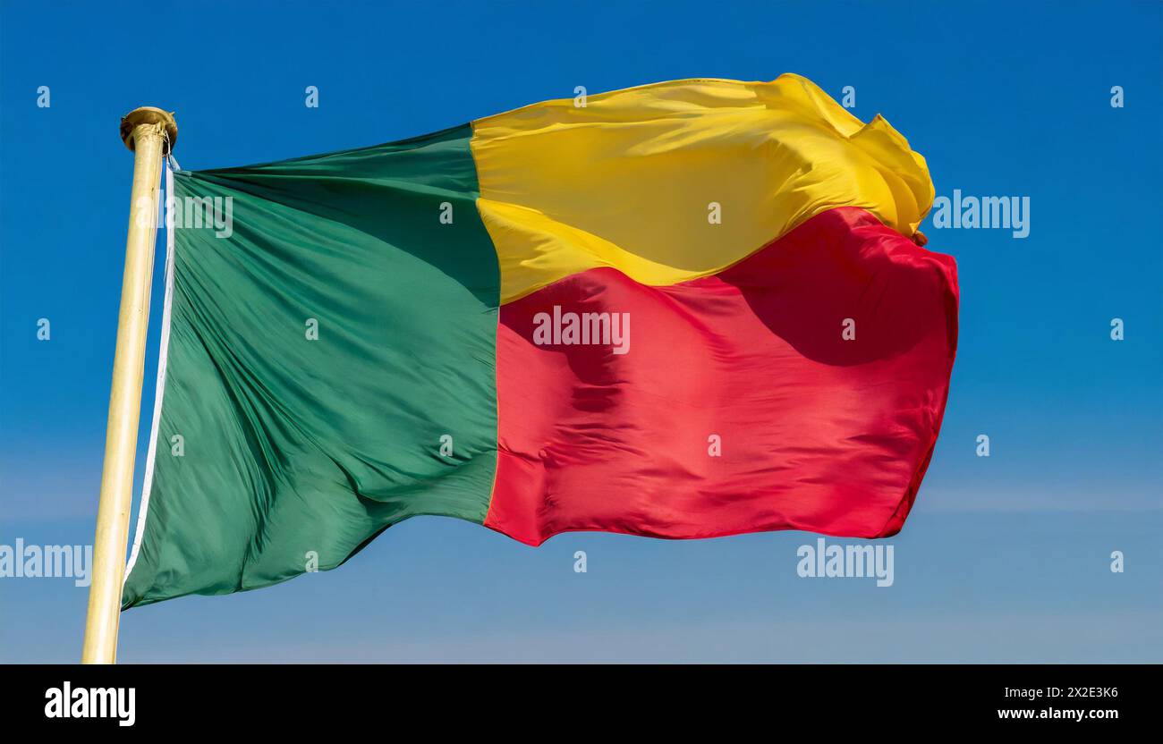 Die Fahne von Benin flattert im Wind, isoliert, gegen den blauen Himmel ...