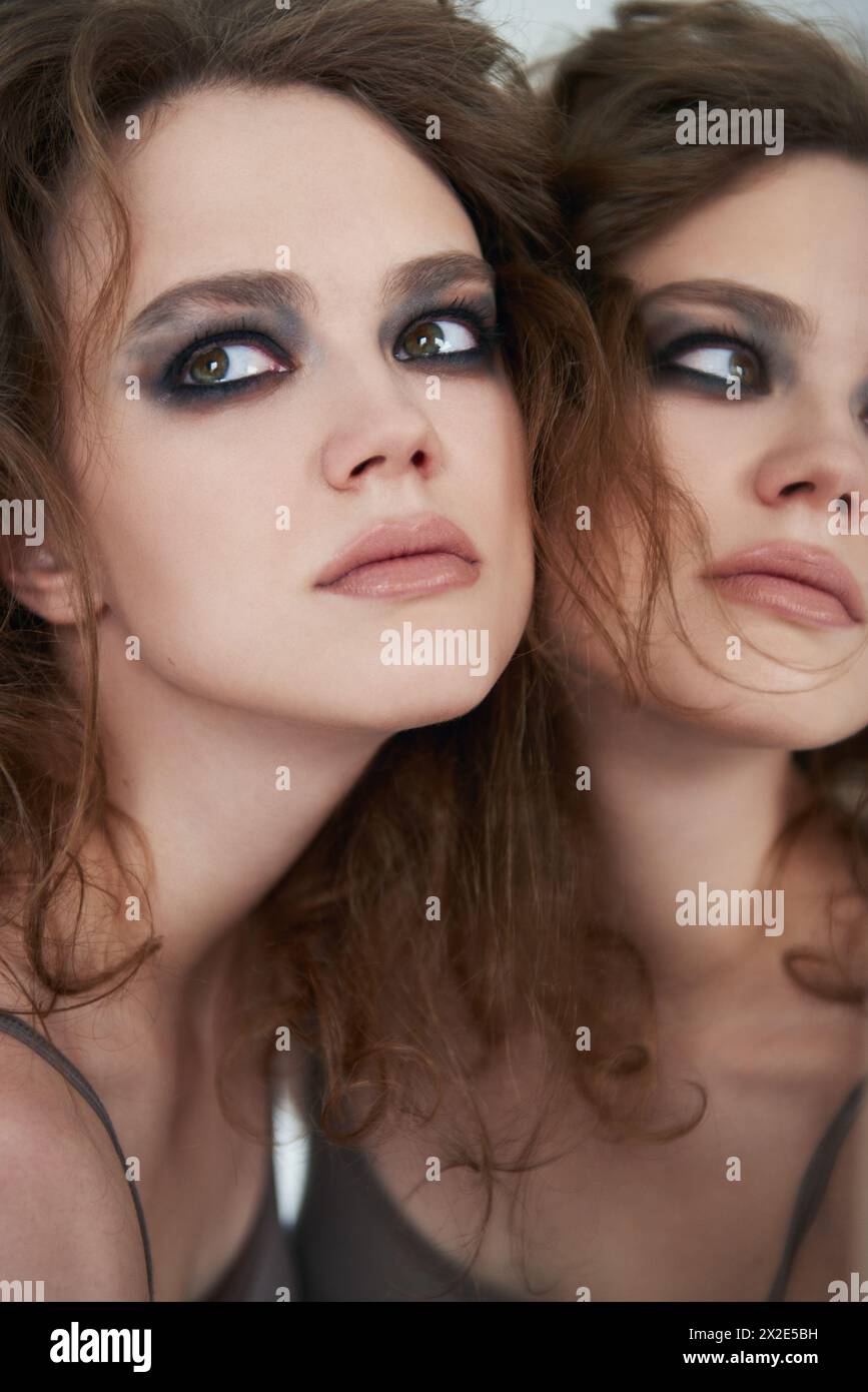 Girl look mirror hi-res stock photography and images - Alamy