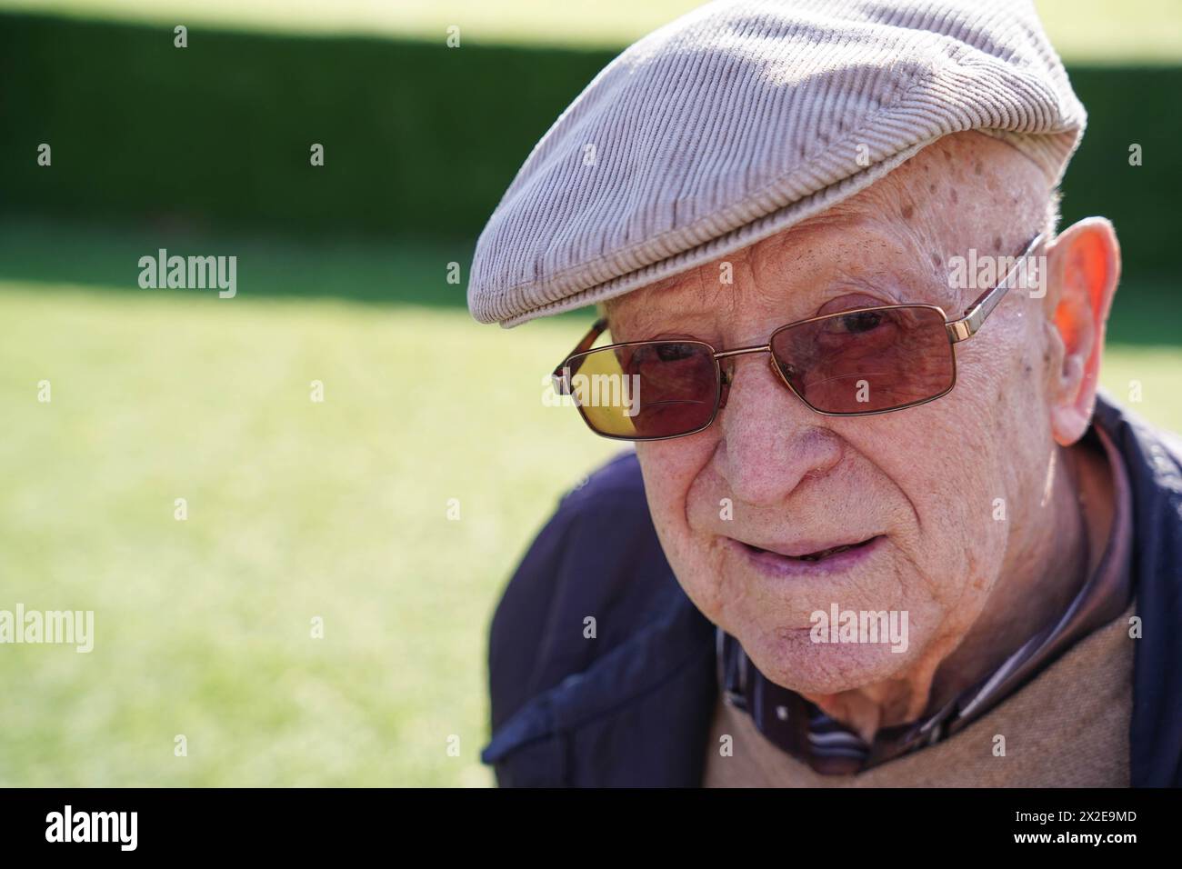 Old man smiling at camera hi-res stock photography and images - Alamy