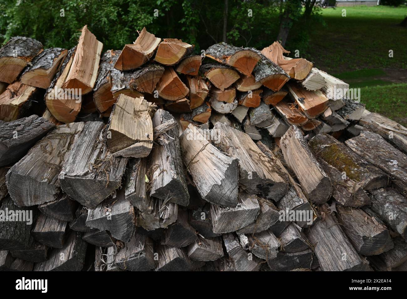 Pile firewood hi-res stock photography and images - Alamy