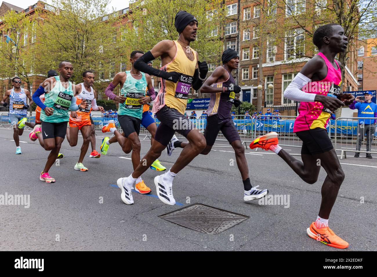 London, UK. 21st April, 2024. Runners compete in the Elite Men's Race at the London Marathon ...